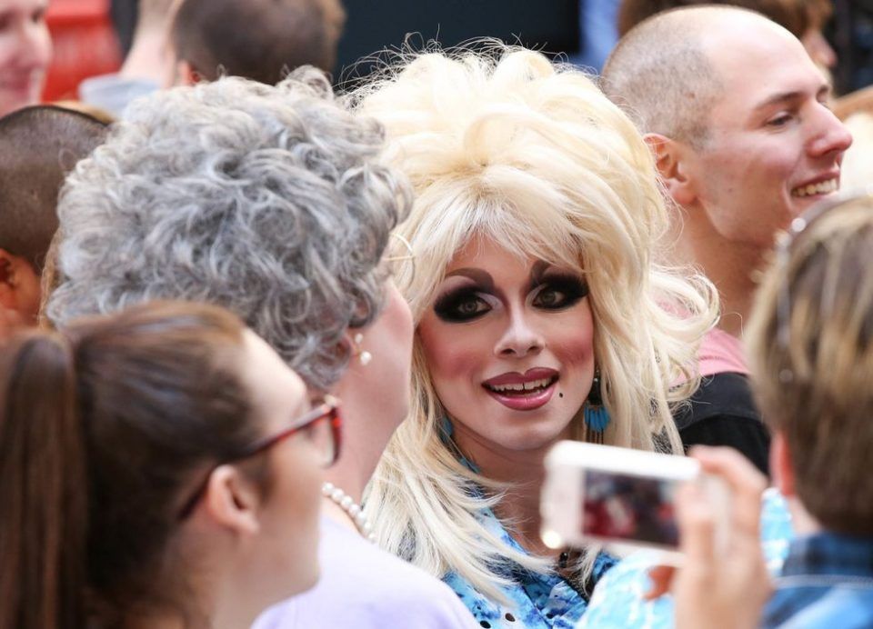 Dolly Parton Takes Off Wig And Reveals Natural Hair For The First Time