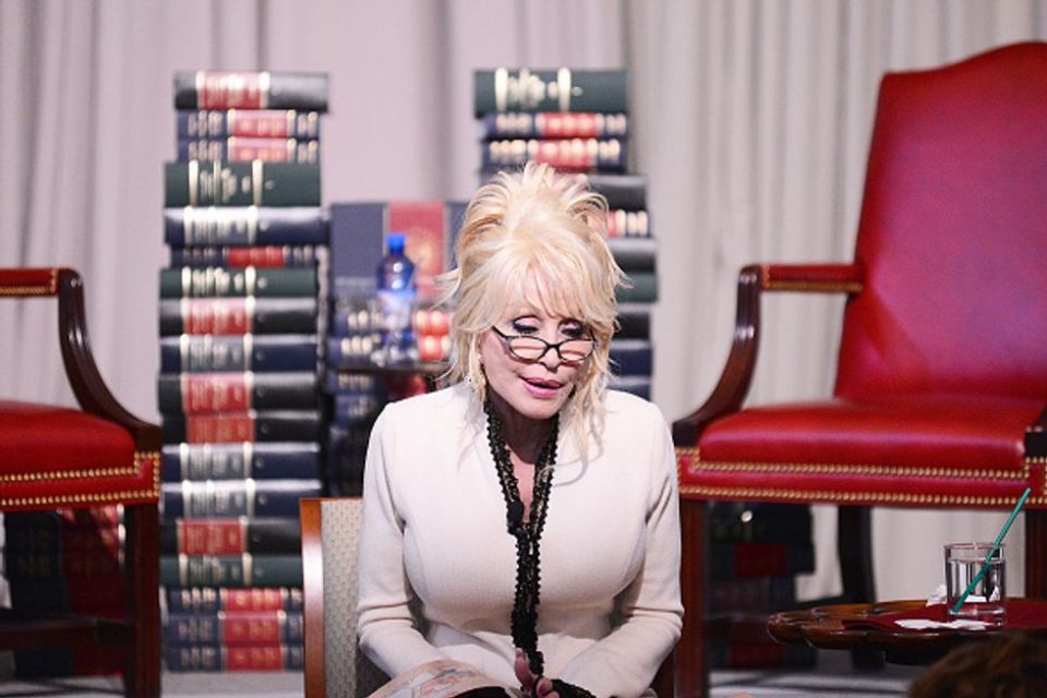 Dolly Parton Takes Off Wig And Reveals Natural Hair For The First Time
