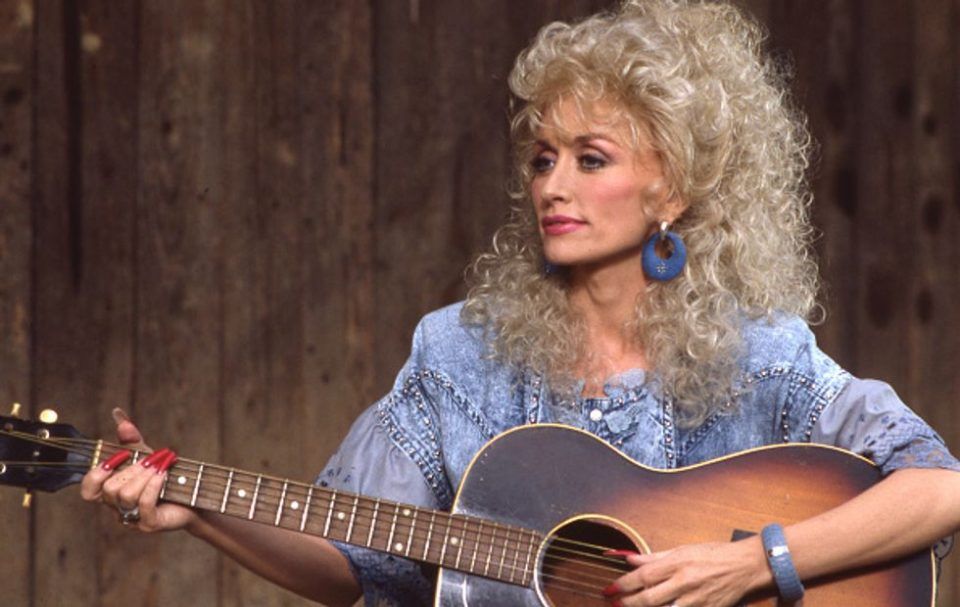 Dolly Parton Takes Off Wig And Reveals Natural Hair For The First Time