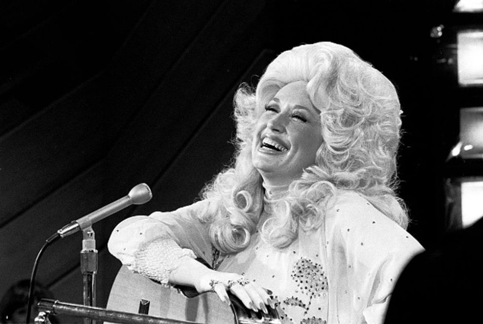 Dolly Parton Takes Off Wig And Reveals Natural Hair For The First Time