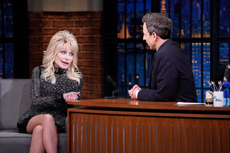 Dolly Parton Takes Off Wig And Reveals Natural Hair For The First Time