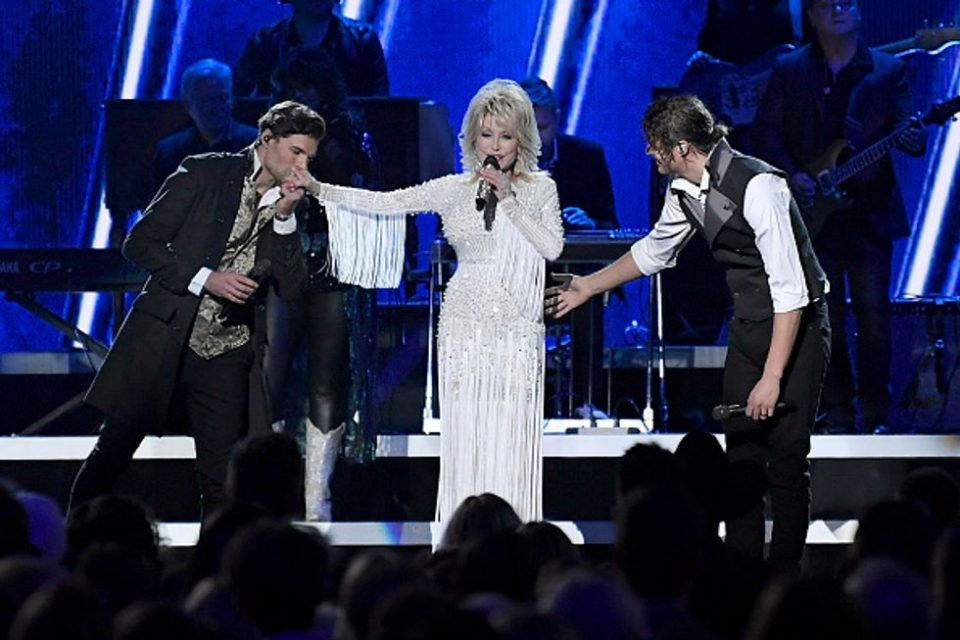 Dolly Parton Takes Off Wig And Reveals Natural Hair For The First Time