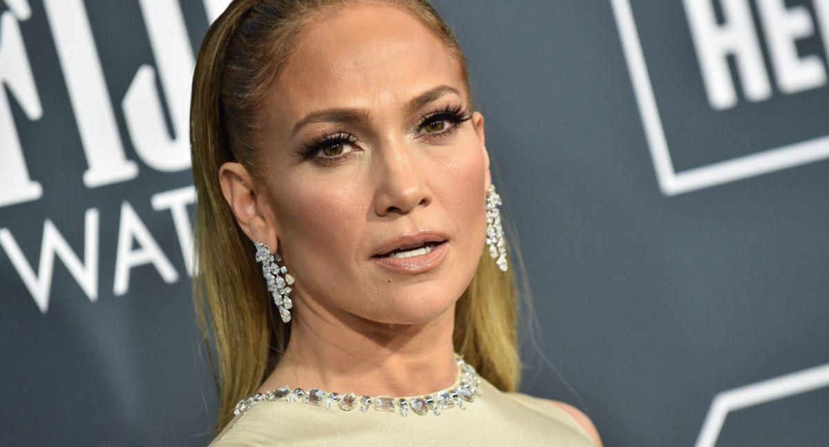 Jennifer Lopez Keeps Wearing This Stylish Reusable Face Mask - 22 Words