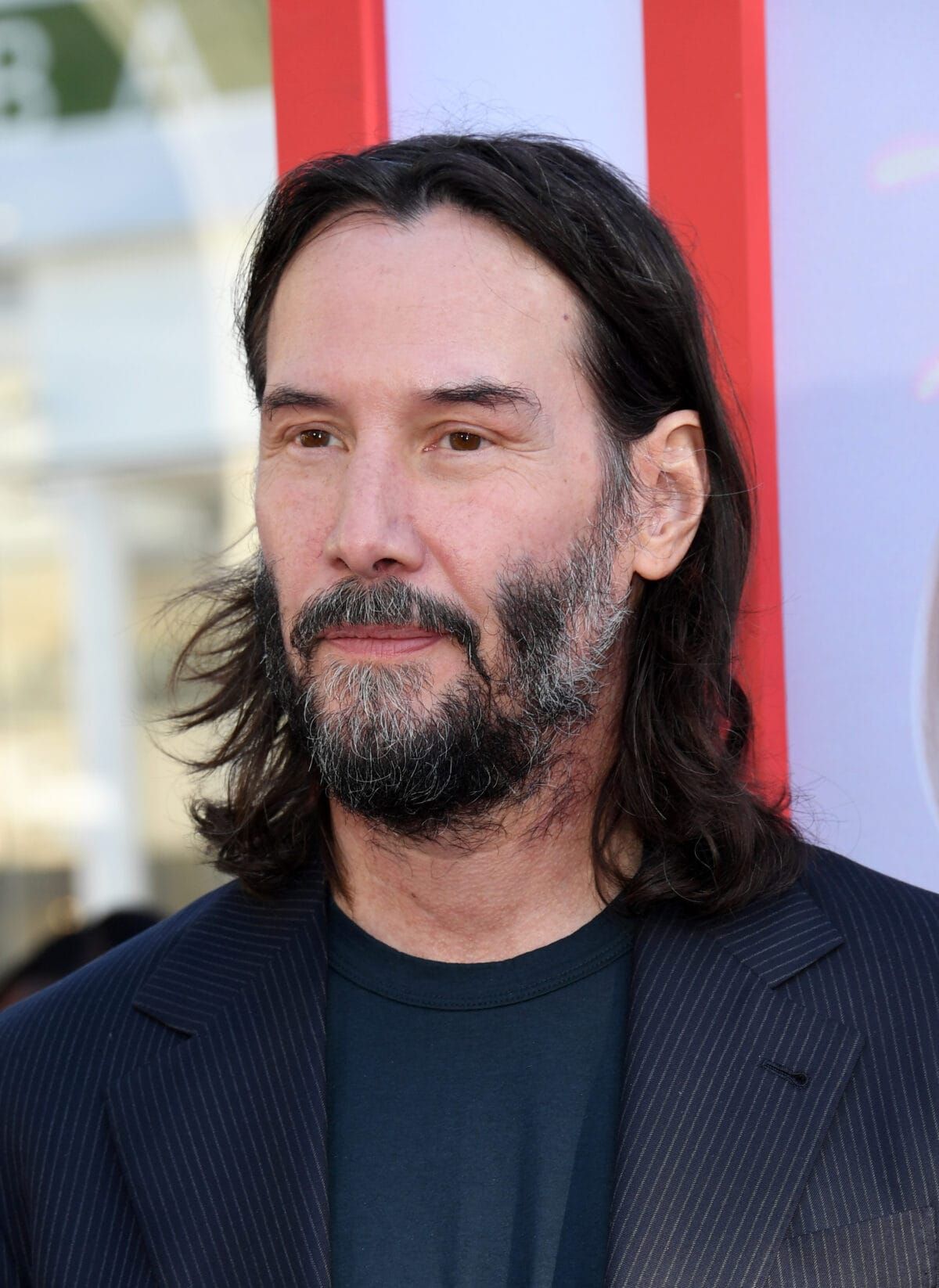Keanu Reeves Kneels on Stage to Fans as They Give Him Standing Ovation