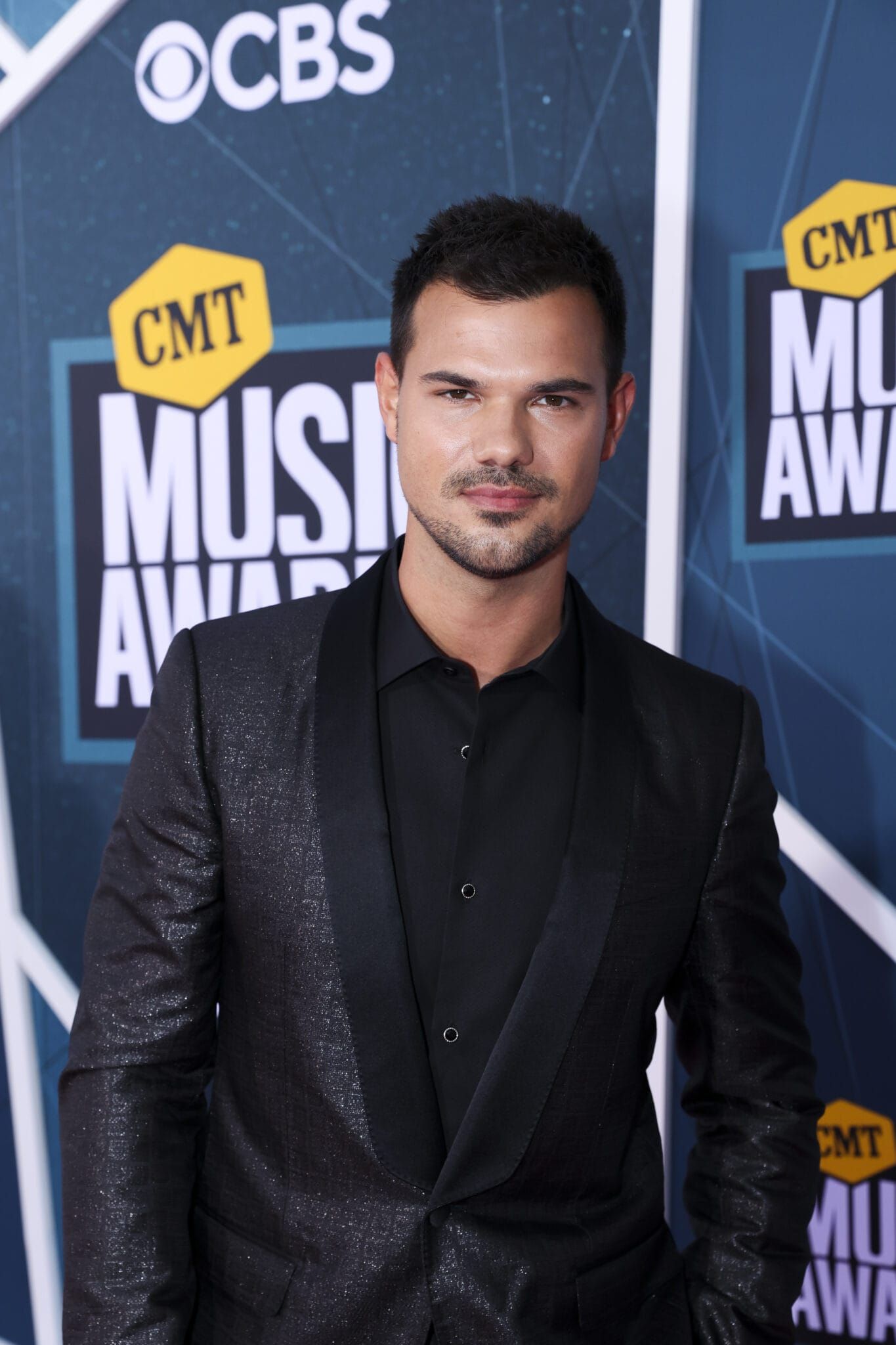 ‘Twilight’ Star Taylor Lautner Marries Longtime Girlfriend