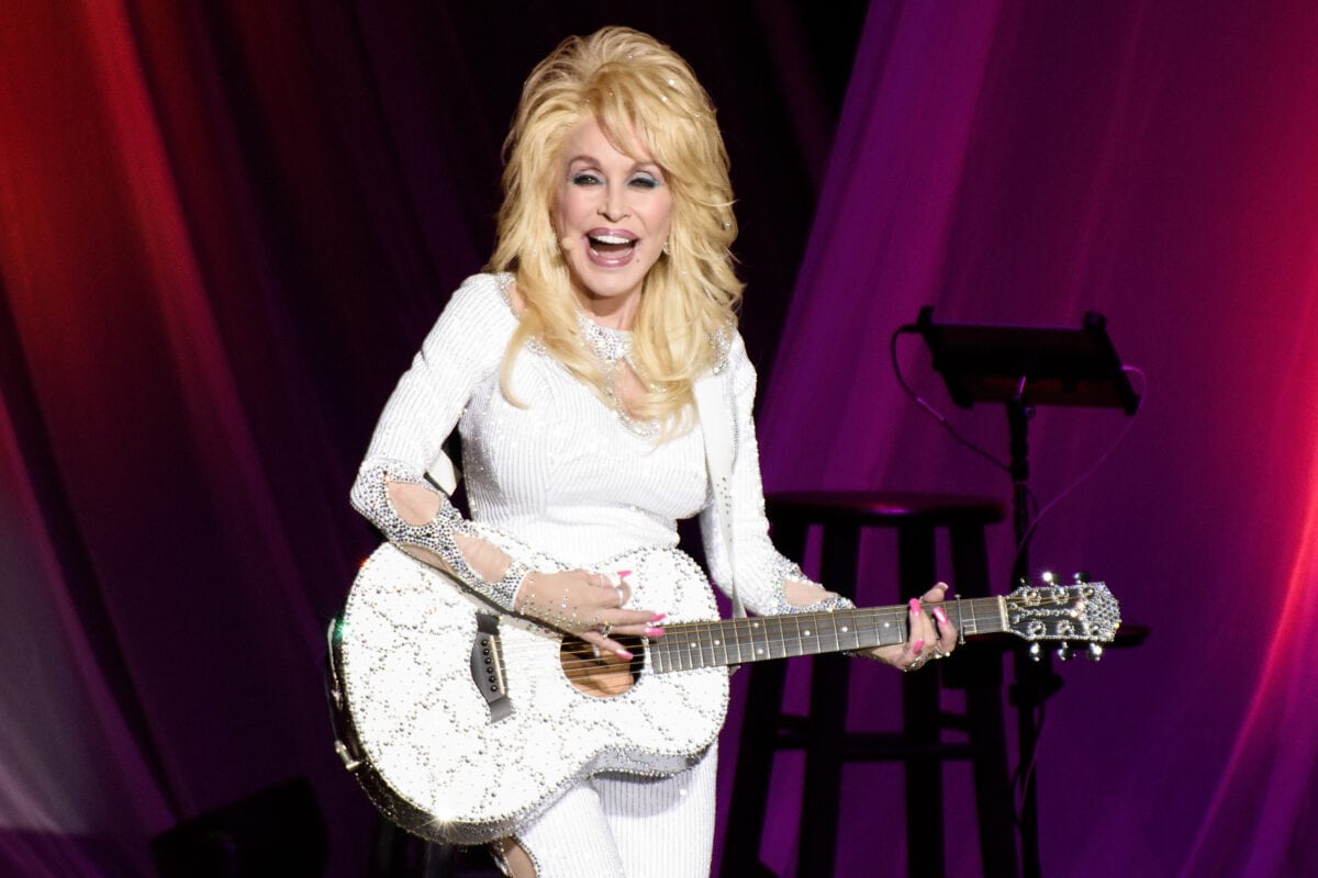 Dolly Parton steals the NFL Halftime show Entertainment - 22 Words