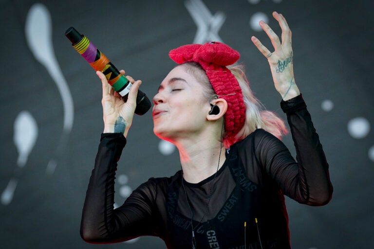 Grimes Posts Selfie for First Time After Surgery and Fans Seem Concerned