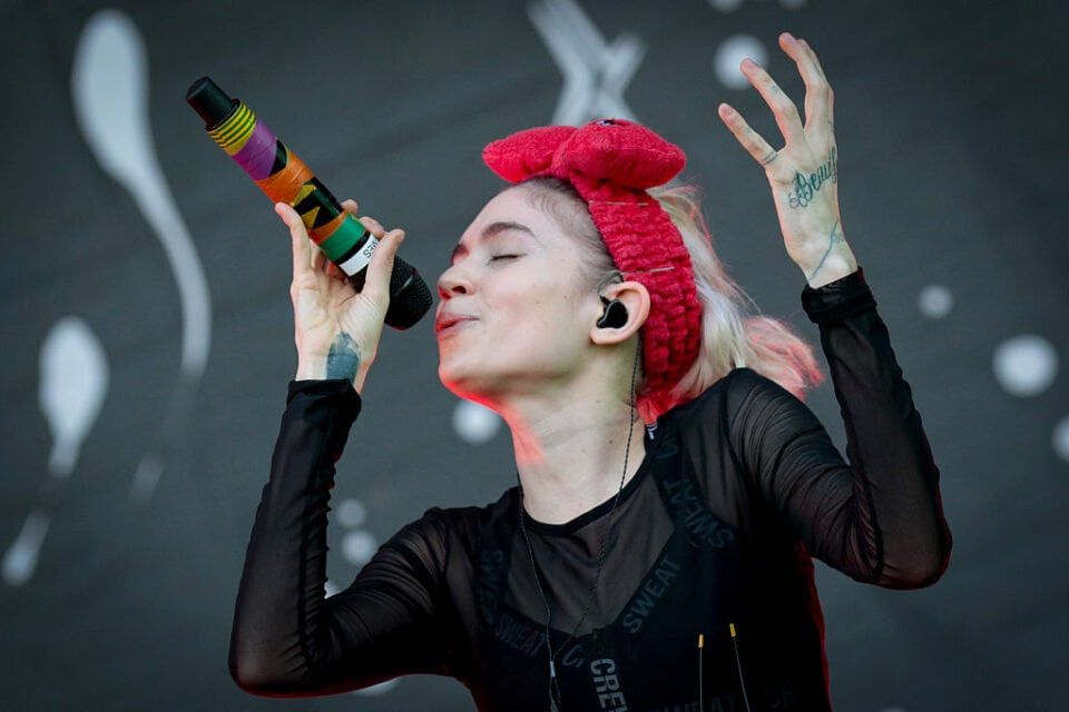 Grimes Posts Selfie for First Time After Surgery and Fans Seem Concerned