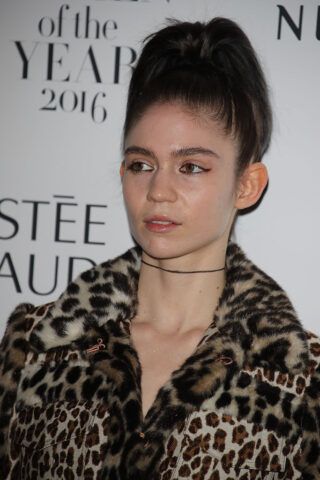 Grimes Posts Selfie for First Time After Surgery and Fans Seem Concerned