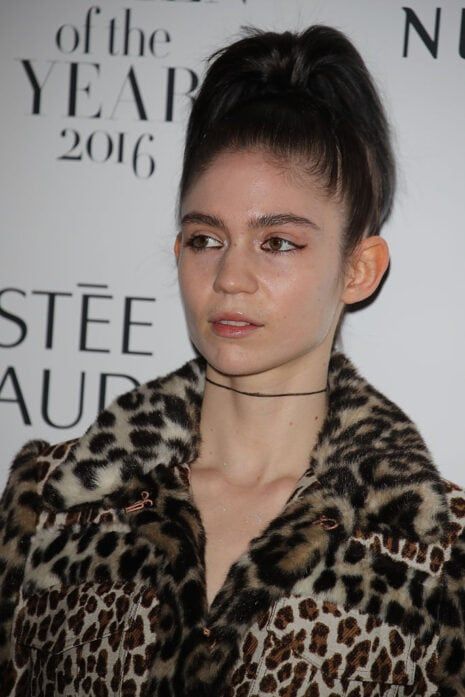 Grimes Posts Selfie for First Time After Surgery and Fans Seem Concerned