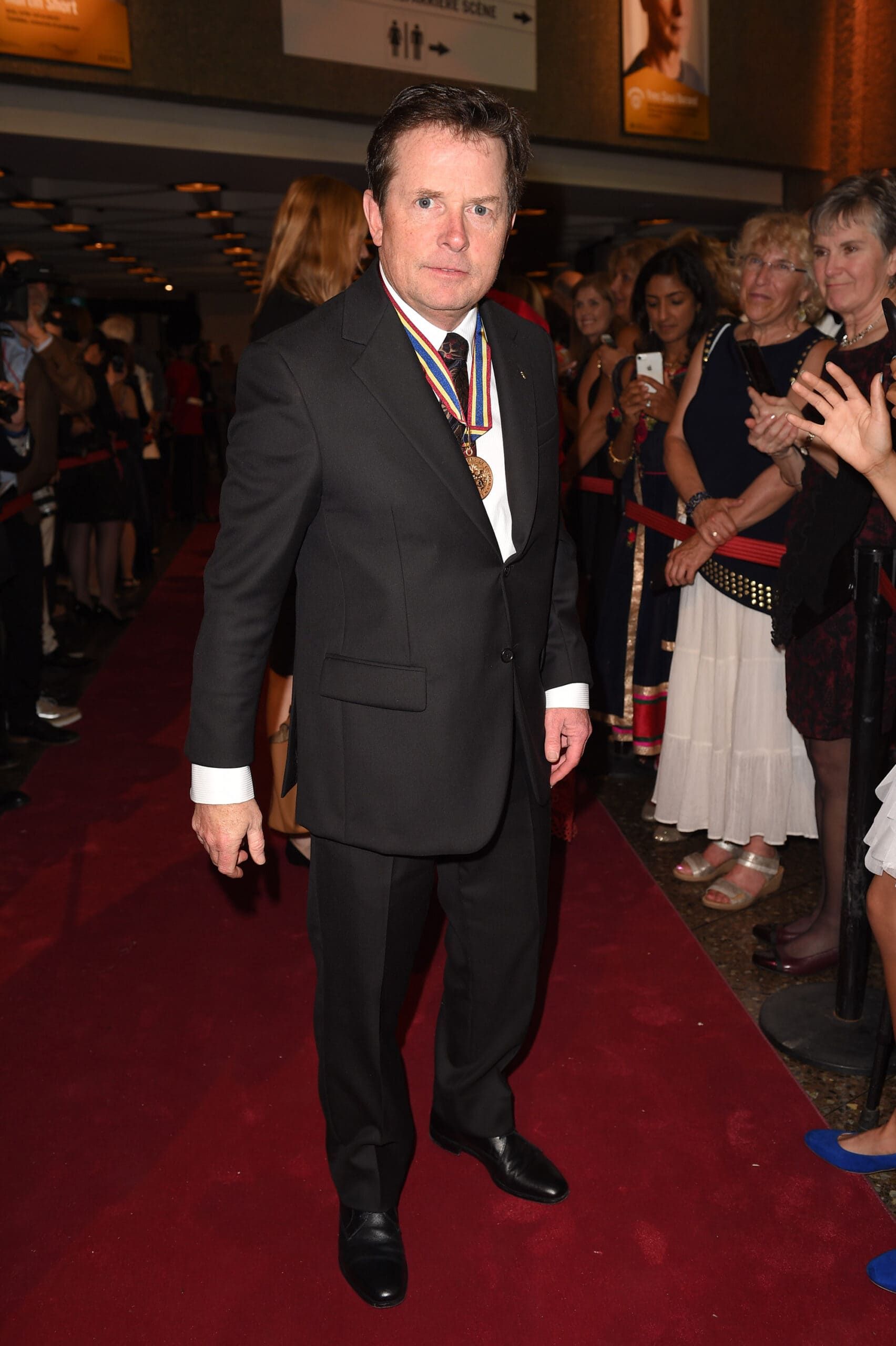 Woody Harrelson Gives Michael J. Fox a Huge Hug as He Presents Him With ...