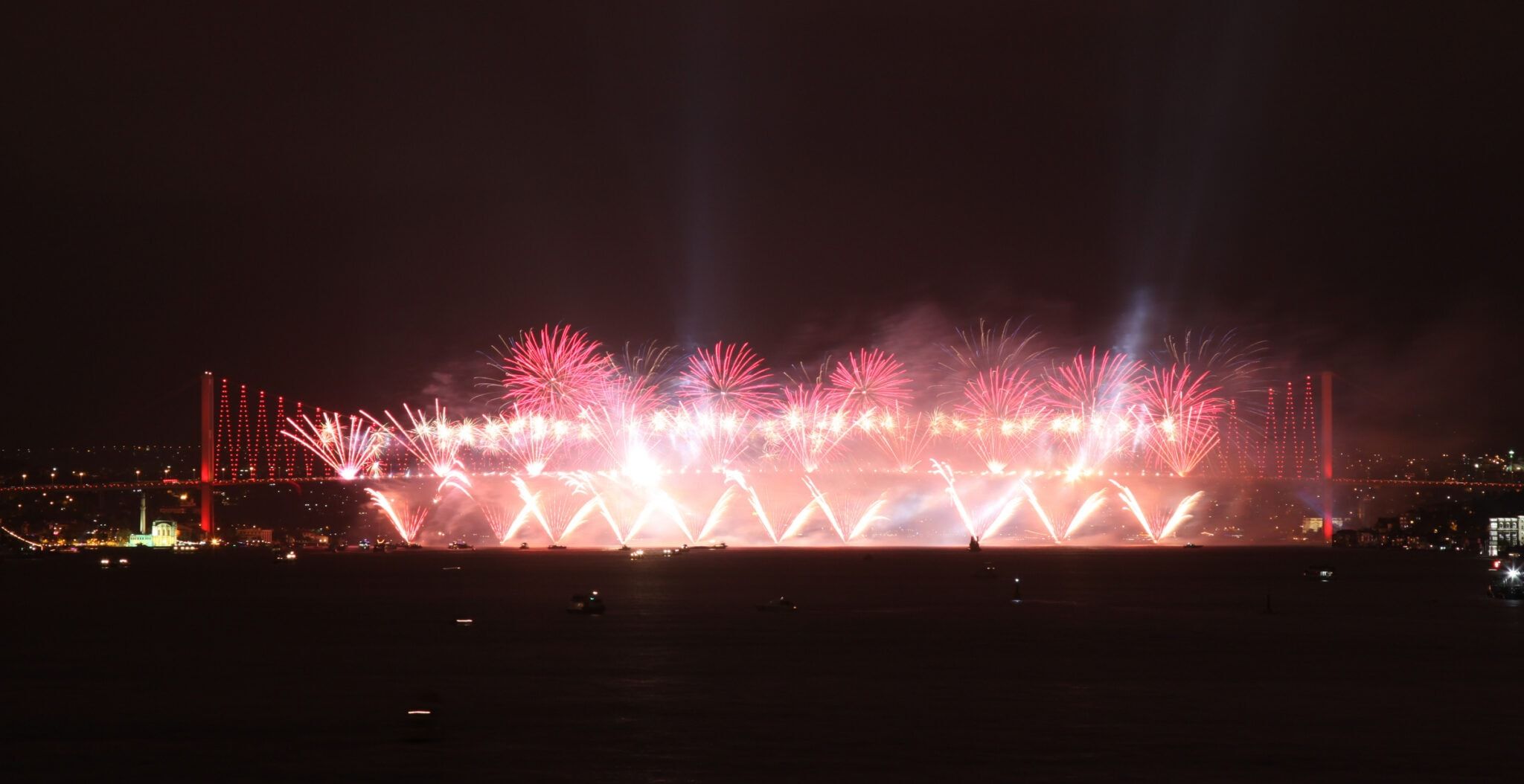 *NSYNC Reunites on VMA Stage, Taylor Swift's Reaction Was Priceless ...